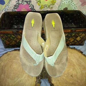 Volatile | Shoes | Volatile Mint Green Leather Thong Wedges Size 8 ...